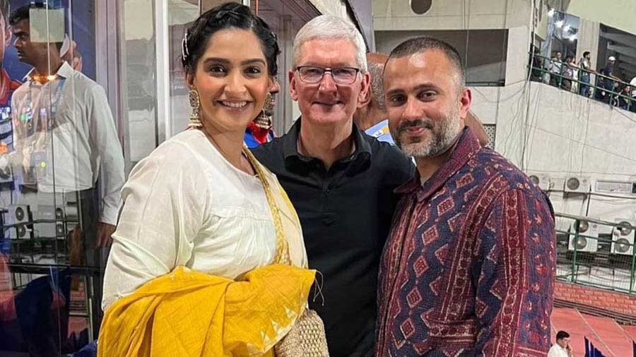 Popular Bollywood couple enjoyed their IPL match with Tim Cook ...