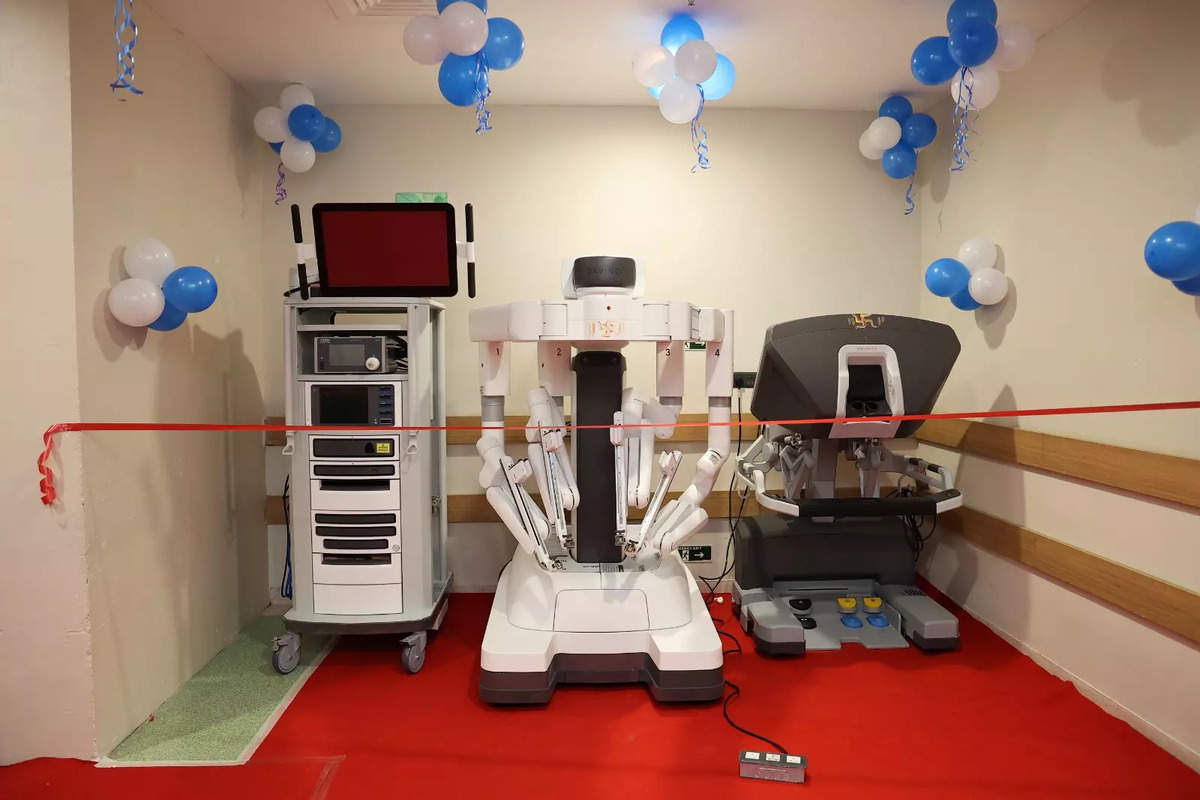 Apollo hospital, Navi Mumbai unveils 4th generation Da Vinci Xi Robotic ...
