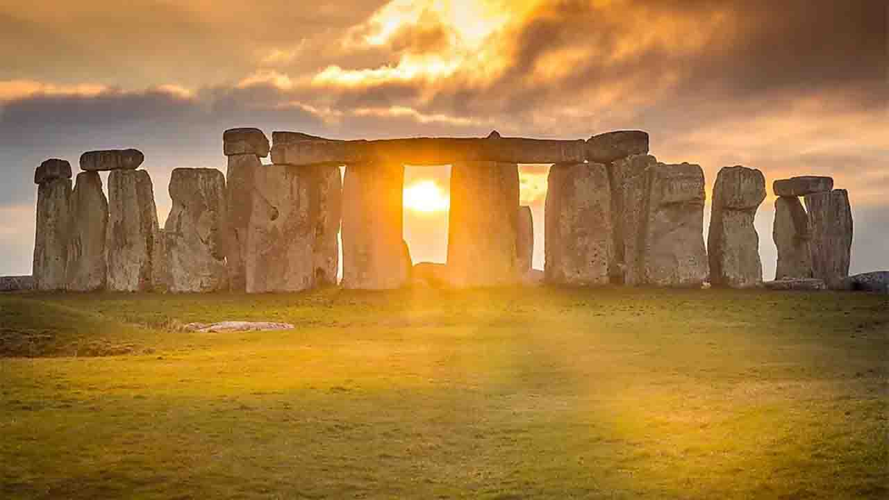 Stonehenge, the most fascinating ancient stone circle older than the ...